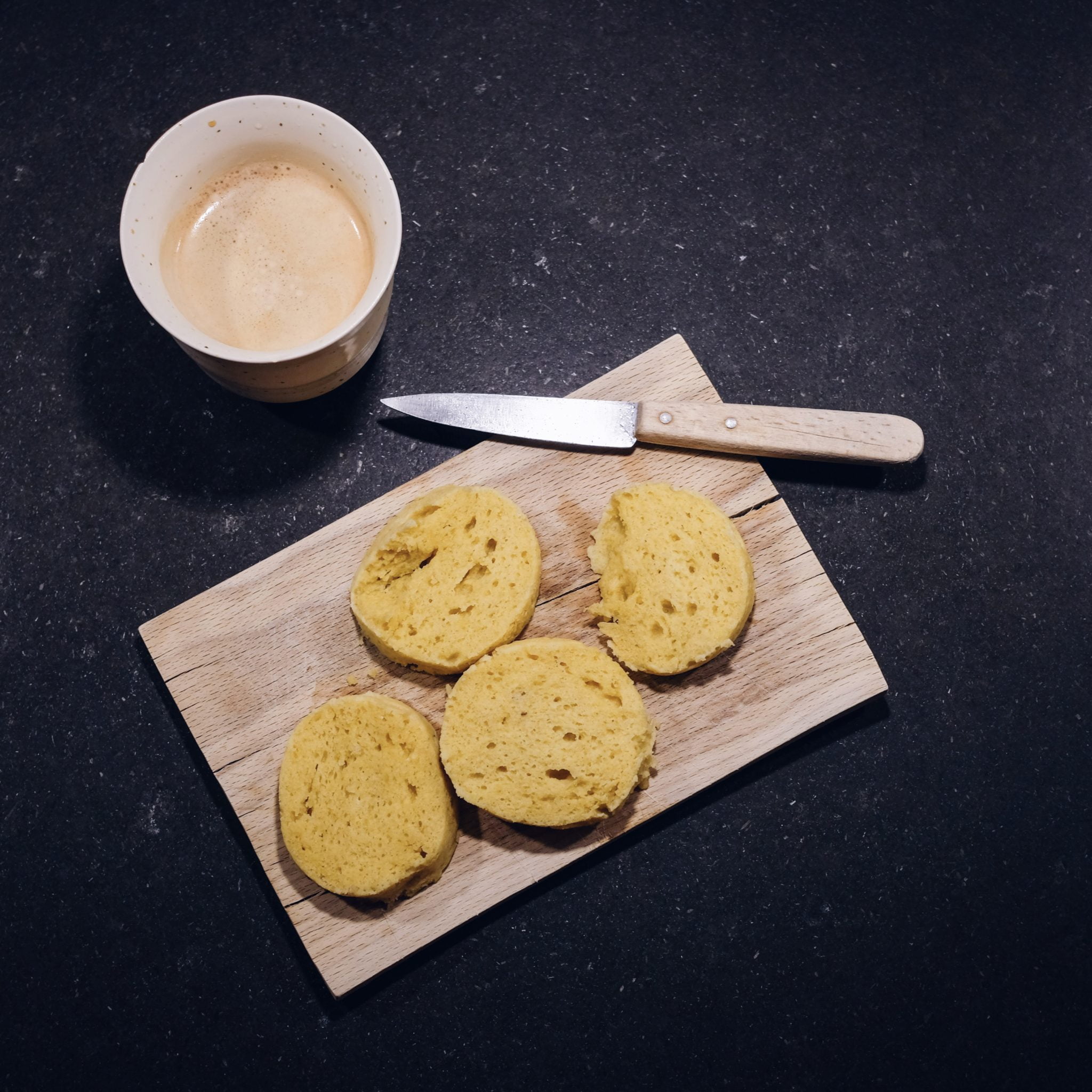Pain keto au micro-ondes : recette en 5 min, 1,6 g de glucides